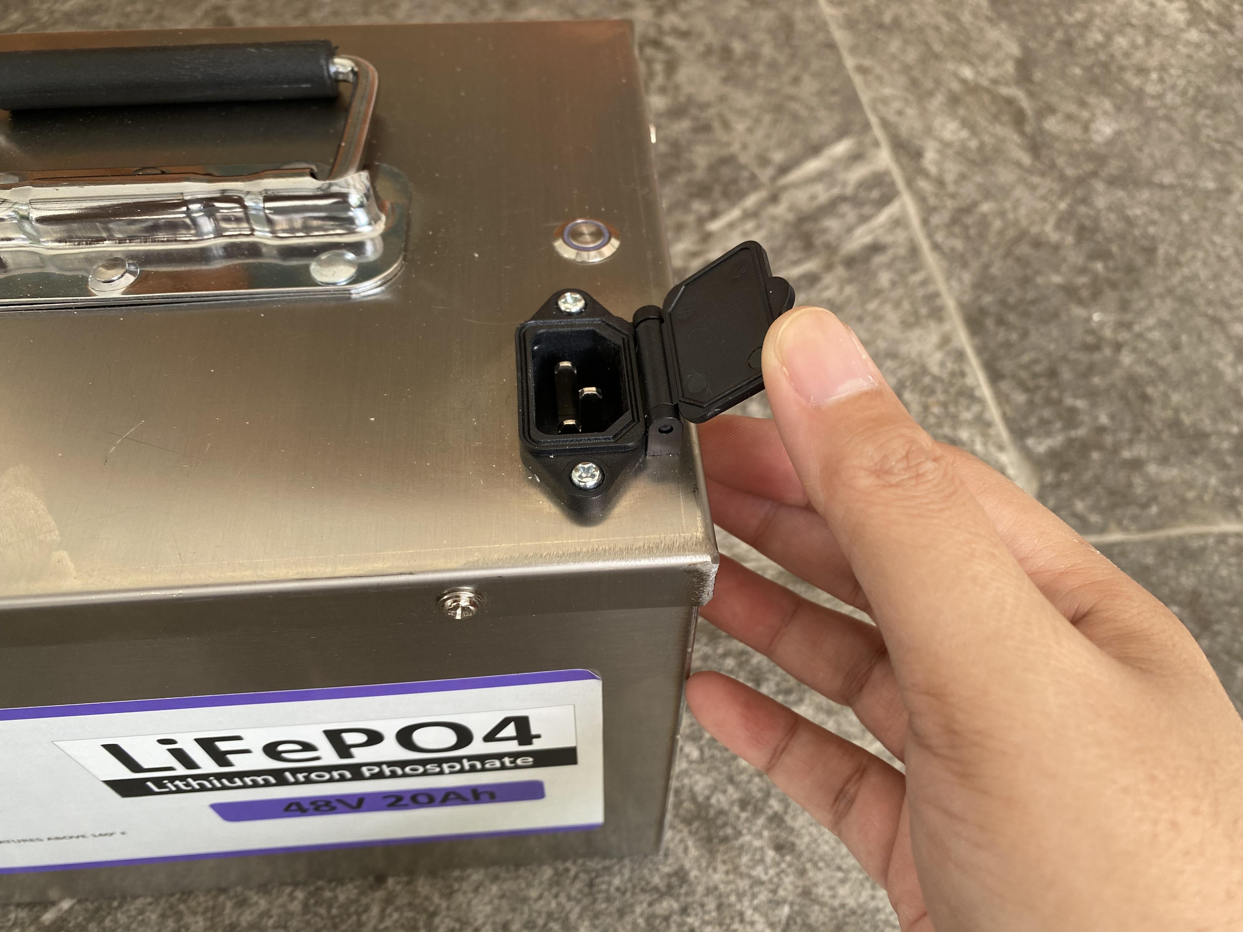 แบตเตอรี่ รุ่น 48V 20Ah ชนิด LiFePO4 กล่องสแตนเลส สำหรับสามล้อไฟฟ้า ...